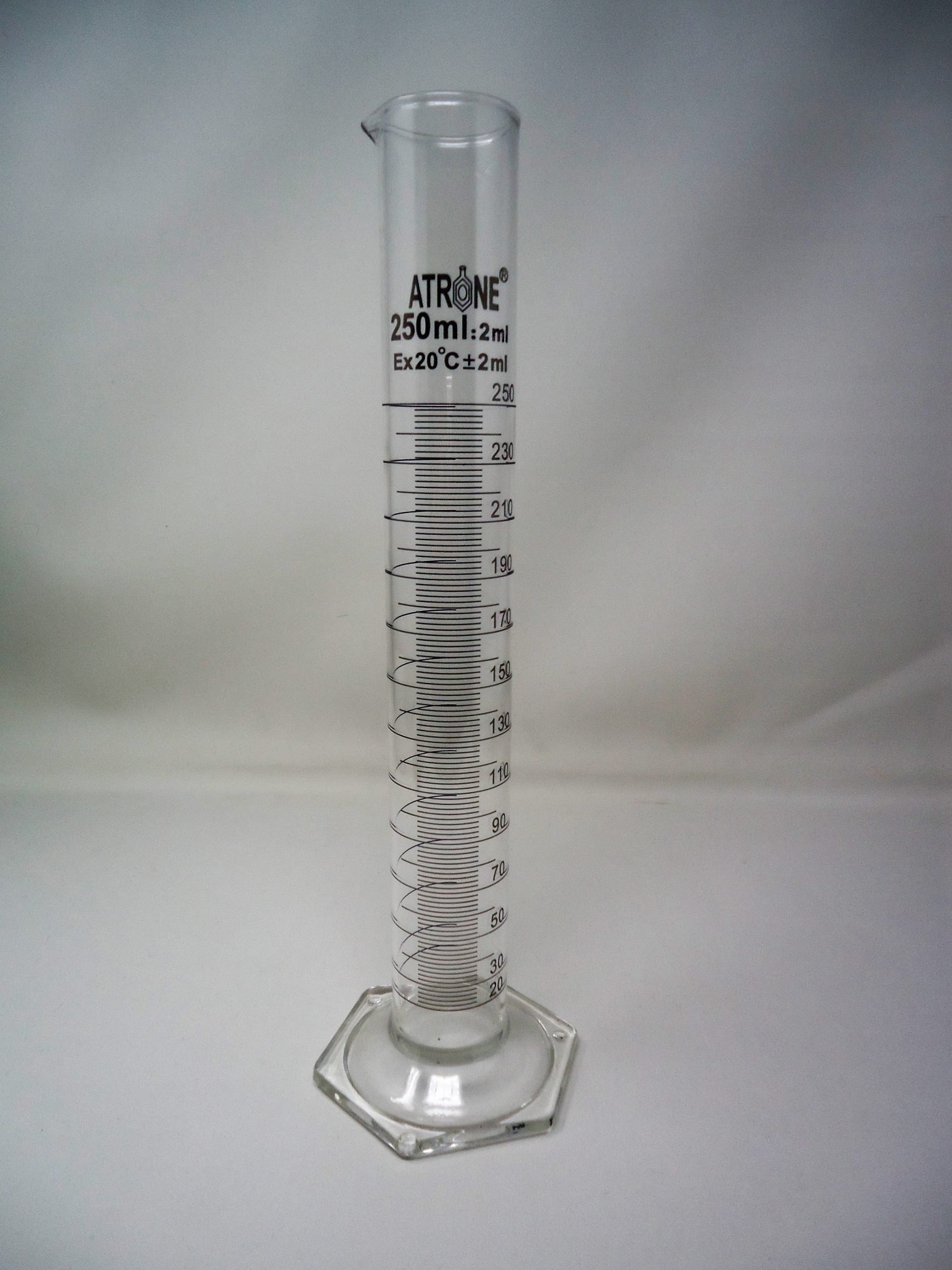 Cilindro graduado de cristal con base de hexágono - Grupo Comsurlab